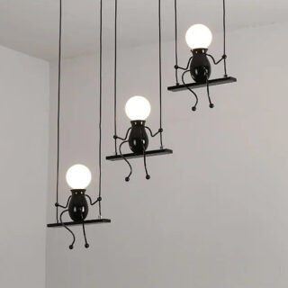 Lustre original bonhomme sur balançoire pour toilettes • Lustre tendance